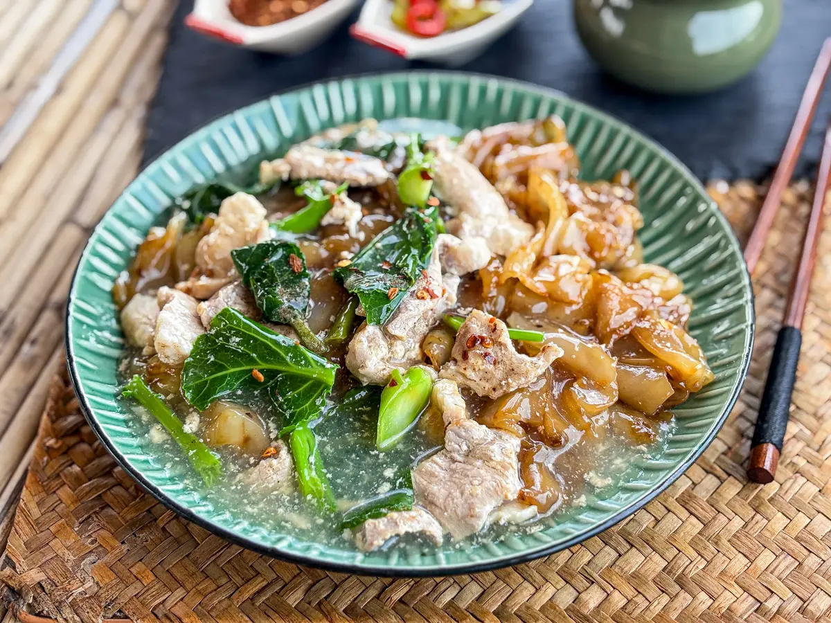Lad Na Recipe (Thai Noodles with Gravy)