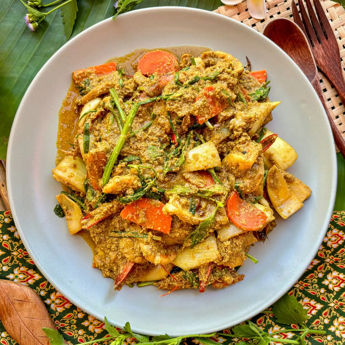 Pad Pong Karee Talay (Stir-Fried Yellow Curry Seafood)